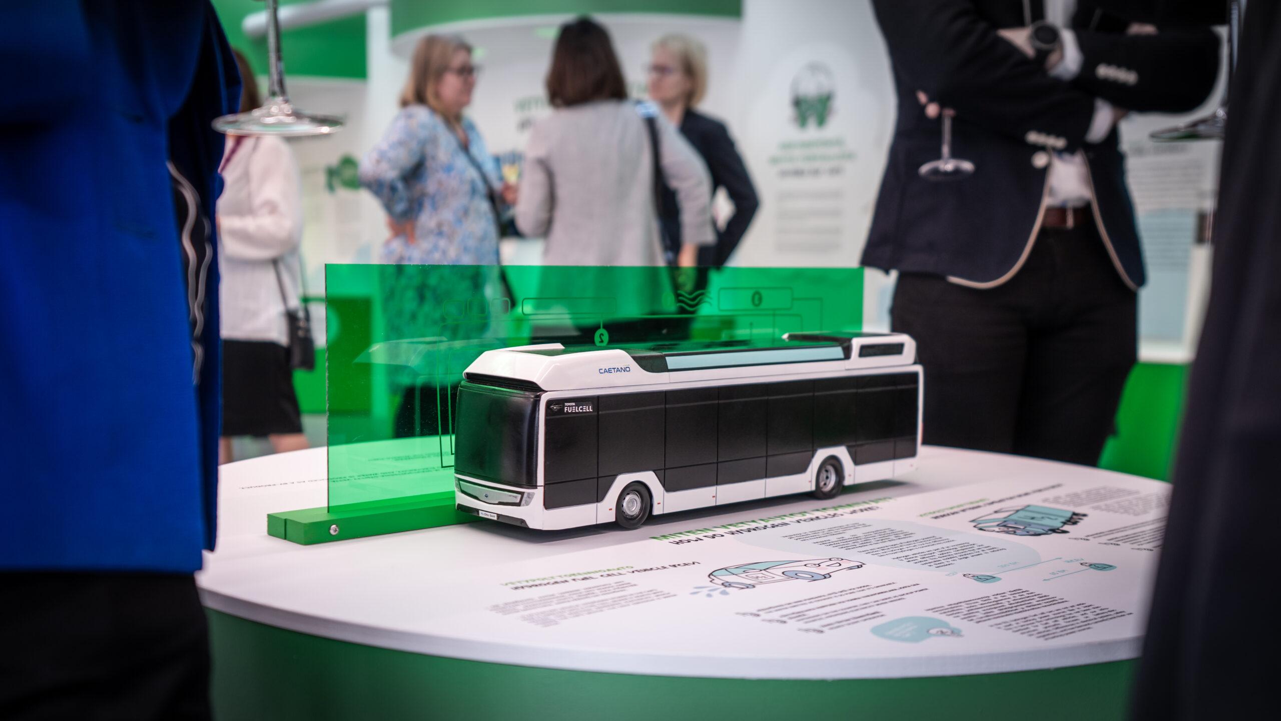 Vedyn maailma -näyttely 2025 - Cefmof